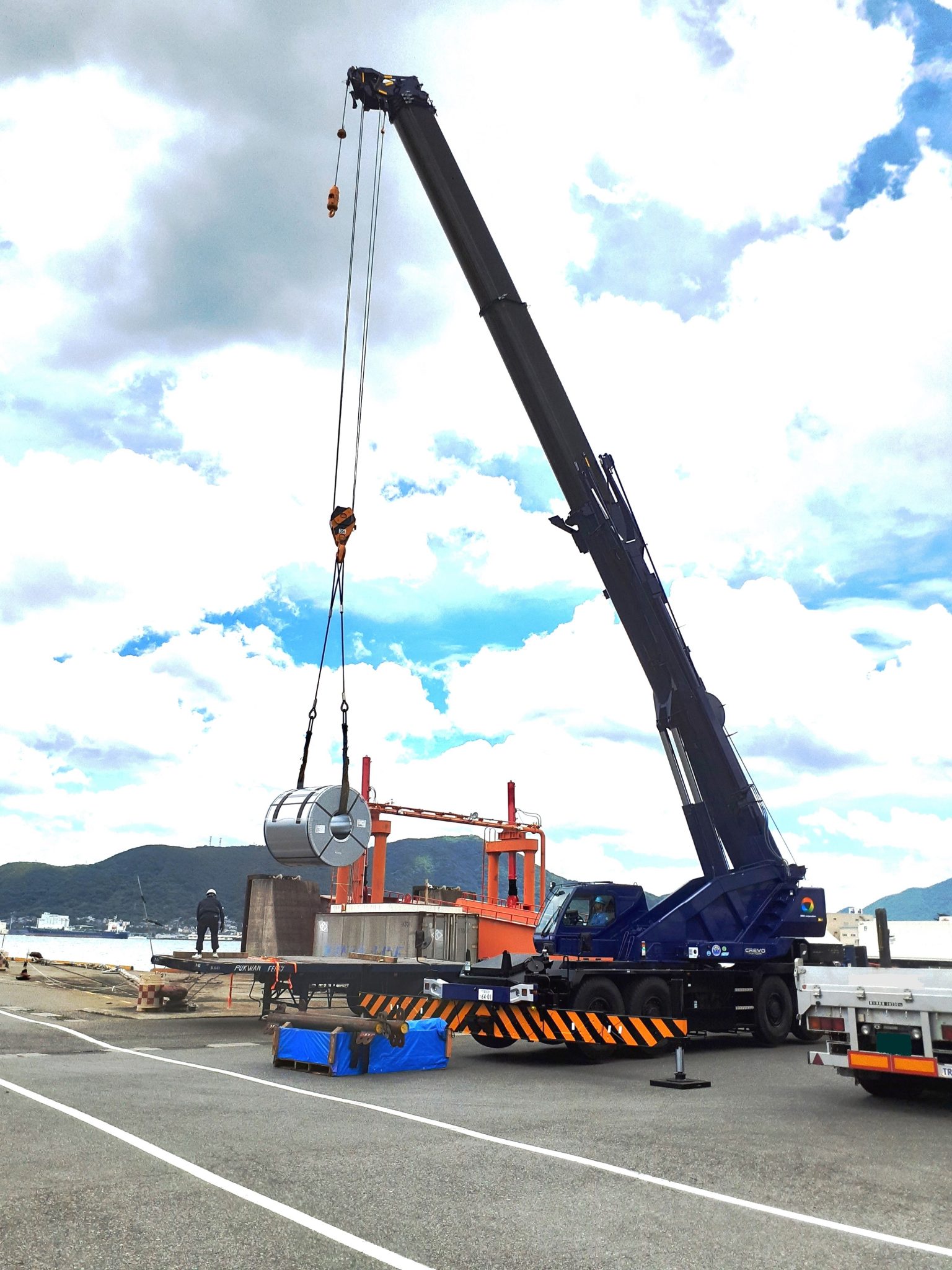 70tラフタークレーン導入しました！ | お知らせ | 下関海陸運送株式会社
